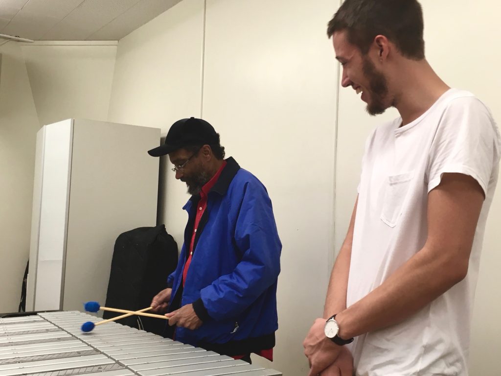 Vibraphonist Steve Nelson works with vibraphonist Simon Moullier (Class ...