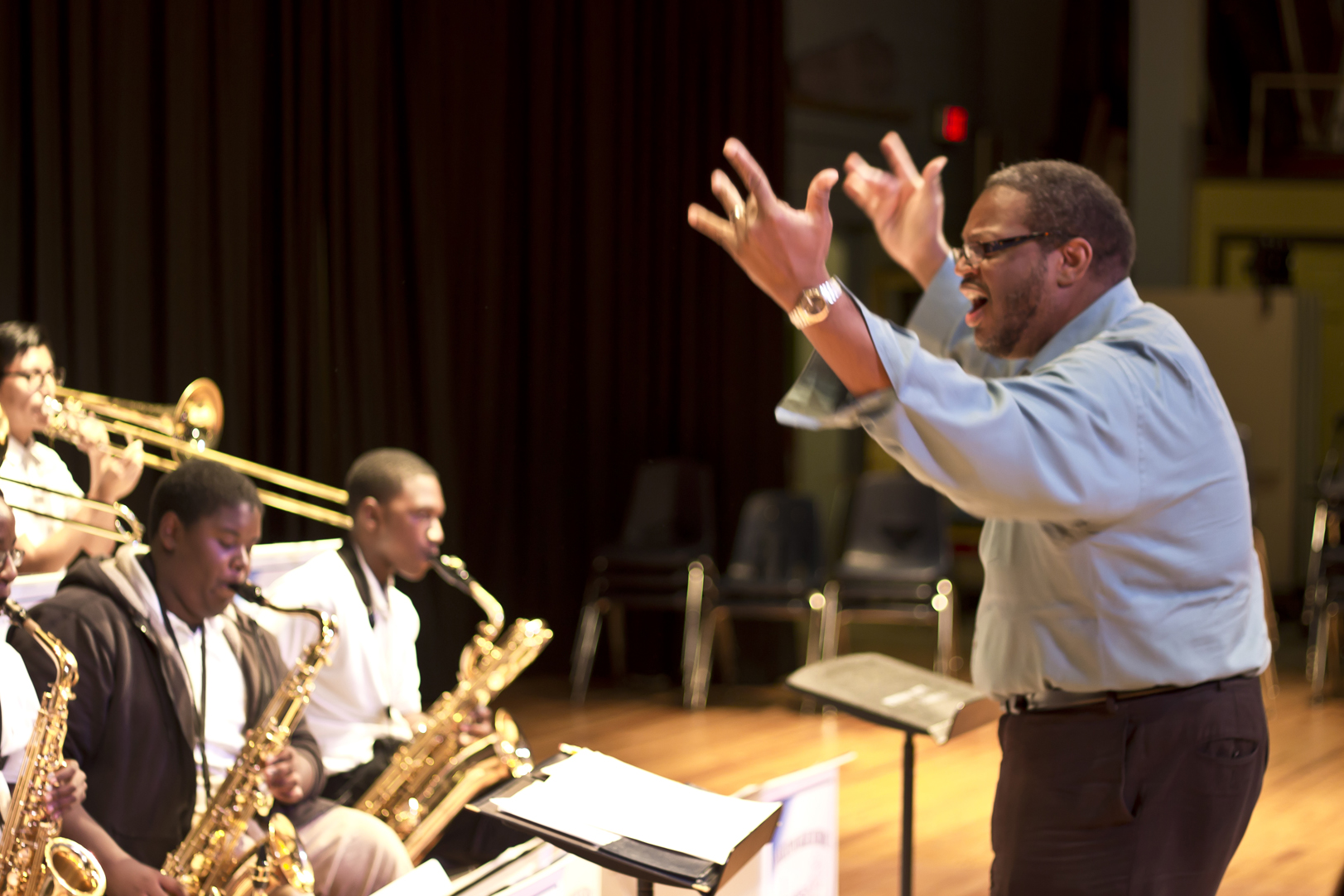 Institute teaching artist Reggie Thomas works with the student jazz ...