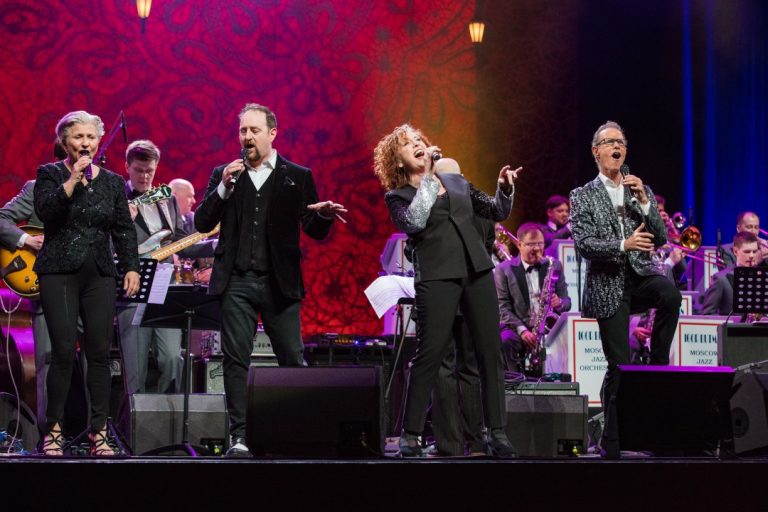 (From left) Janis Siegel, Trist Curless, Cheryl Bentyne and Alan Paul ...