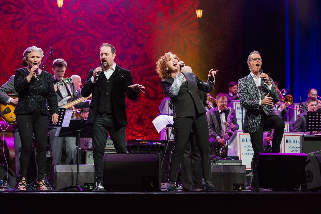 (From left) Janis Siegel, Trist Curless, Cheryl Bentyne and Alan Paul ...