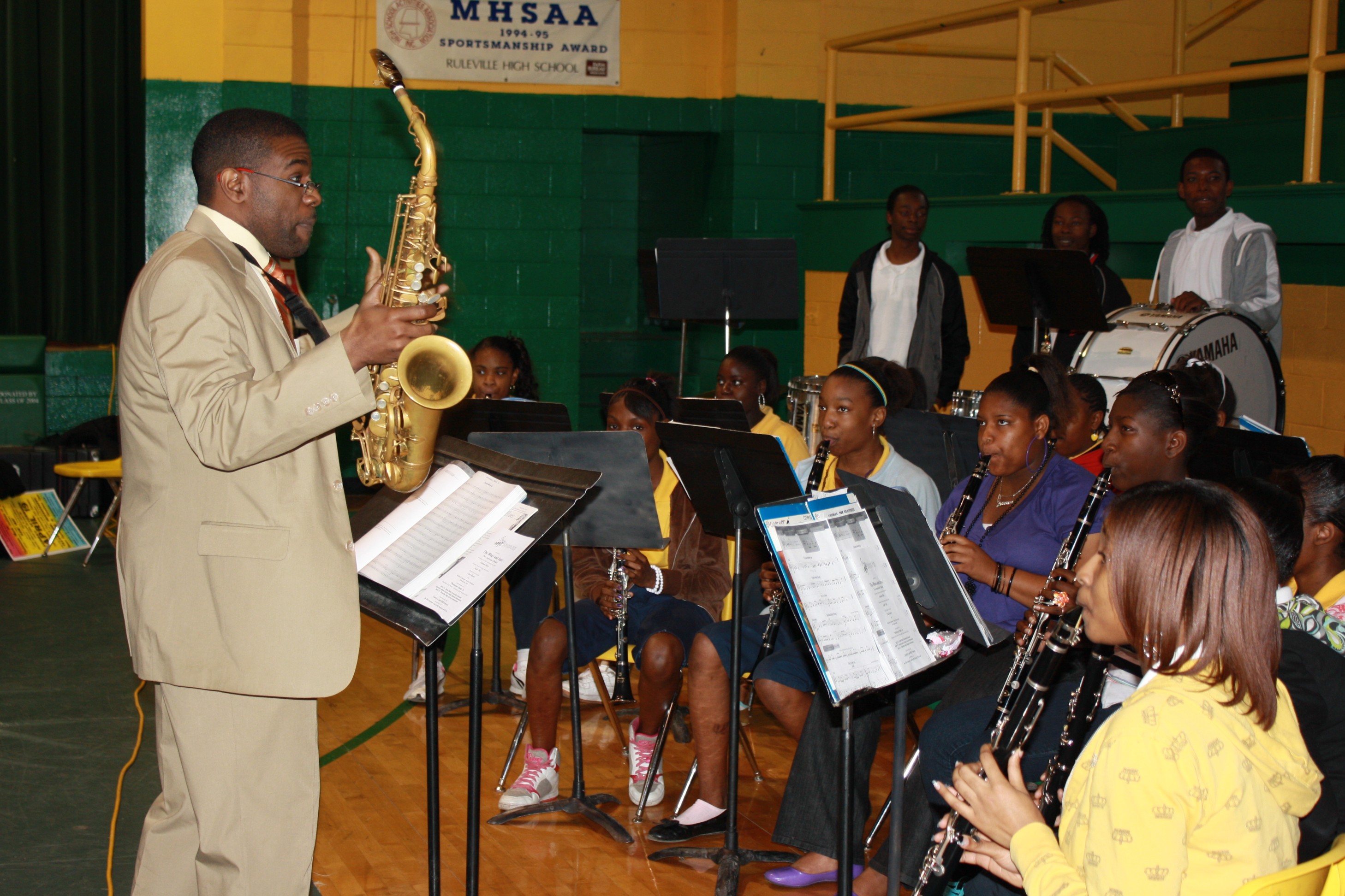 Institute Teaching Artist Antonio Hart conducts a workshop with ...